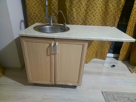 Шкаф с раковиной металлической, со смесителем, с фильтром.
