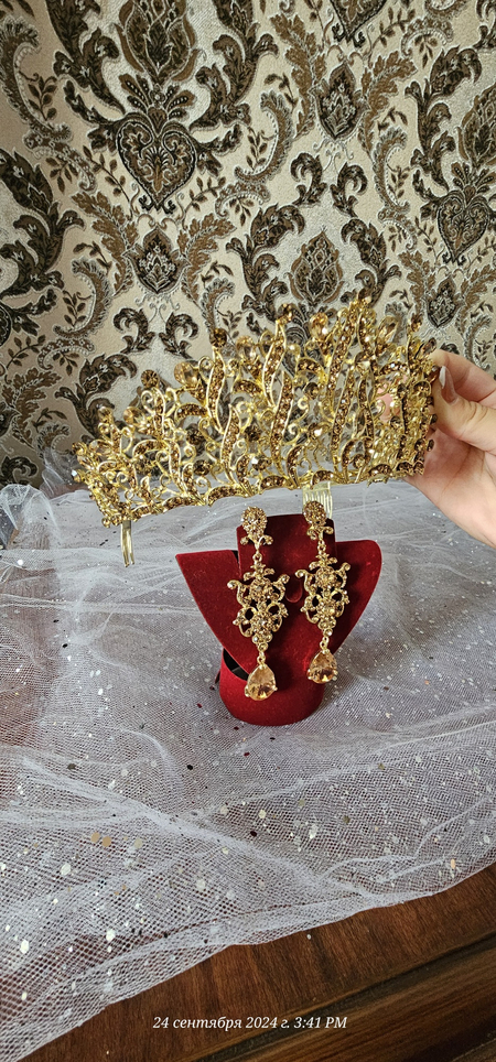 Продам новый комплект  Корона с Серьгами.