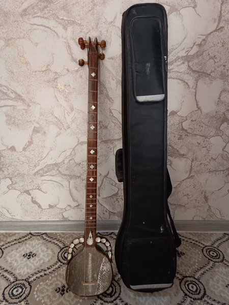 Qashqar rubob sotiladi chexoli bilan