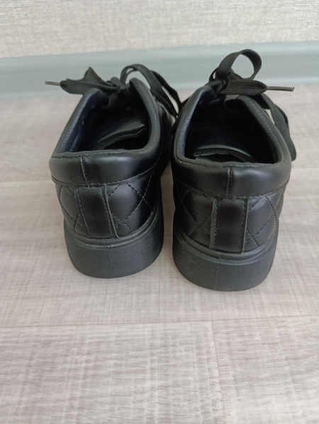 Продаются женские кроссовки