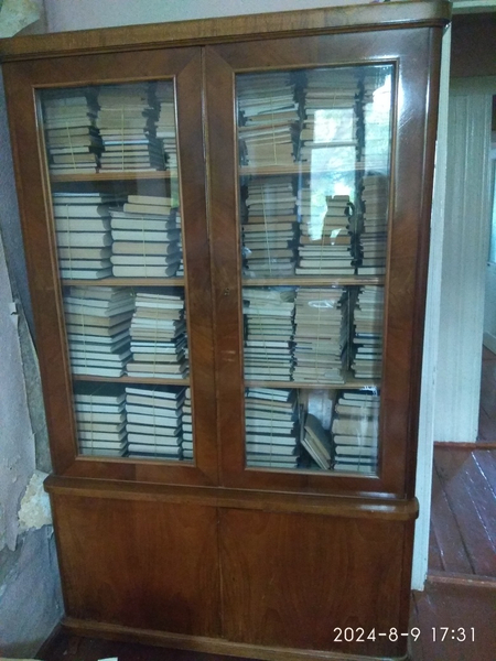 Продаю кровать, диван, шкафы, тумбу, кресла, стол