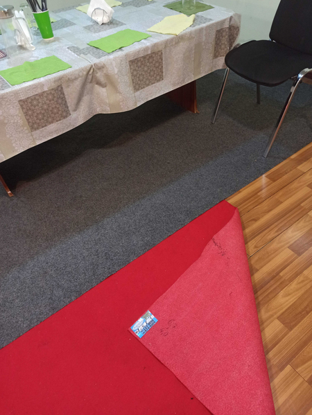 Продам ковролин 4х6.7м красного цвета
