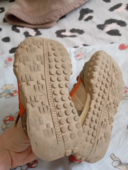 Продам детские кроссовки