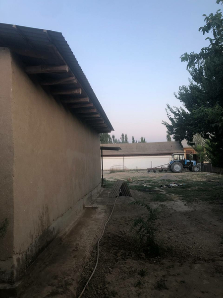 Uchastka sotiladi. 120 tonnalik Xolodelnigi bilan.