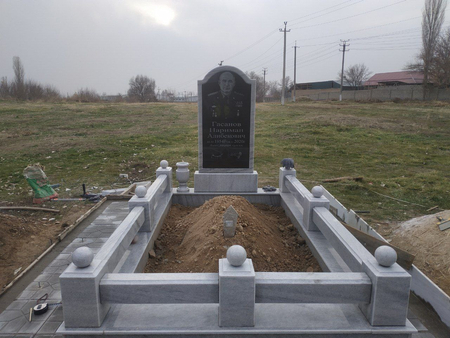 Установка памятников табличек.