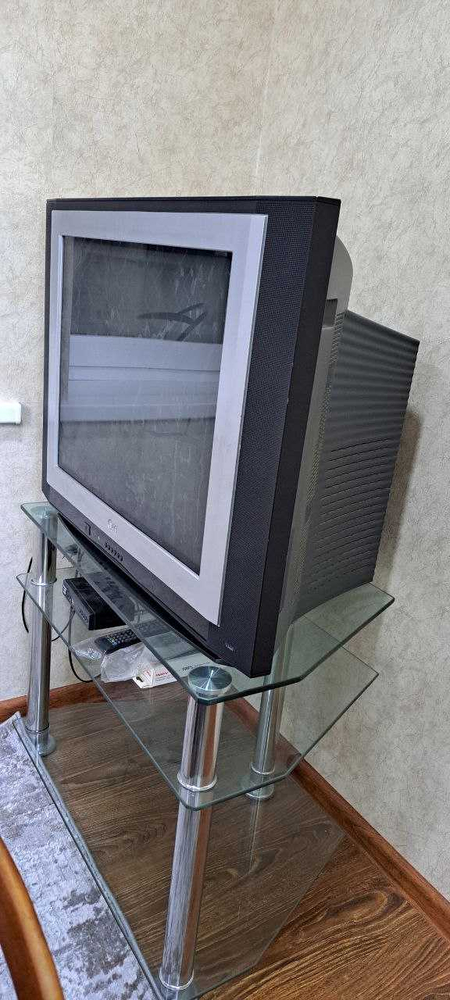 Bolshoy televizor LG s podstavkoy i tunner +