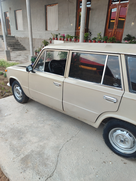 Vaz 2102 sotiladi