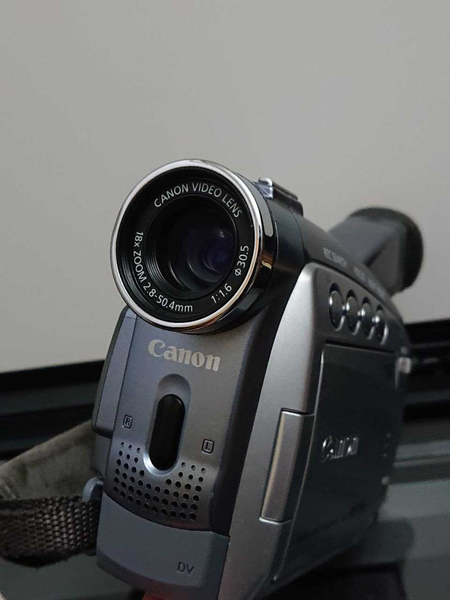 Видеокамера Canon MV700i