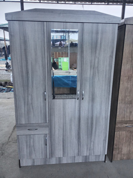 3 eshikli Shkaflar sotiladi  eni 1.20sm boyi 100% LAMINAT.95 sm