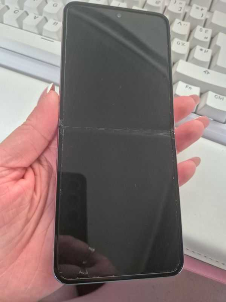 Samsung galaxy z flip 3 8 256gb трещина посередине