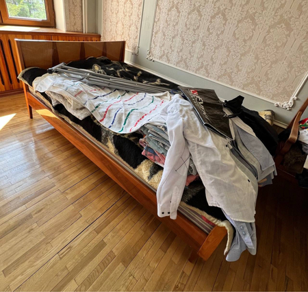 Кровать,  шкаф, письменный стол и журналтный столик