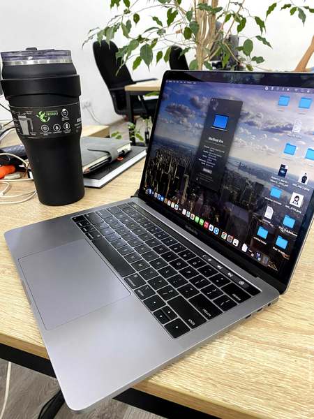 macbook pro 2018 8/512gb
