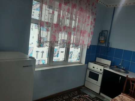Ijaraga qo'yiladi zarinkani oldida yo'lni usti sentrjoy