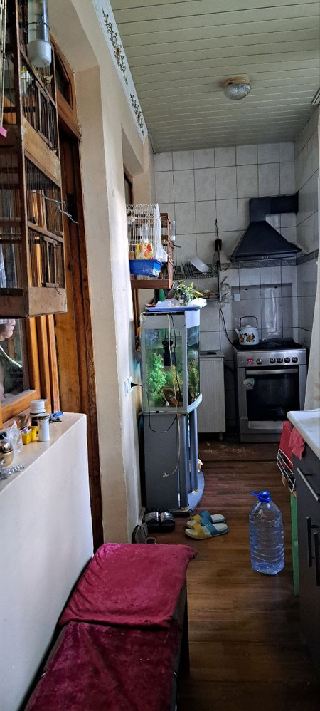 Yol yuzida joylashgan 1xonali uy sotiladi balk. 6 m magazin ofisga zor