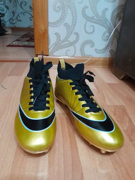 Nike бутсы в золотом цвете новые купили 1 месяц назад 41,42 размер