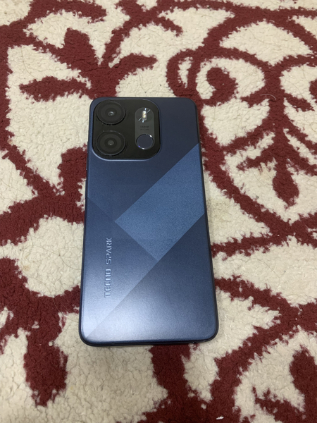 Телефон Tecno Spark