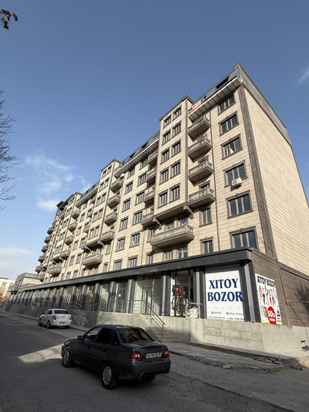 Gipermarket yonida 8-etajda 50 metr kvadrat 2 honali kvartira sotiladi