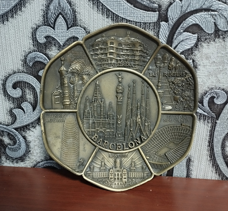 Продаются сувениры.