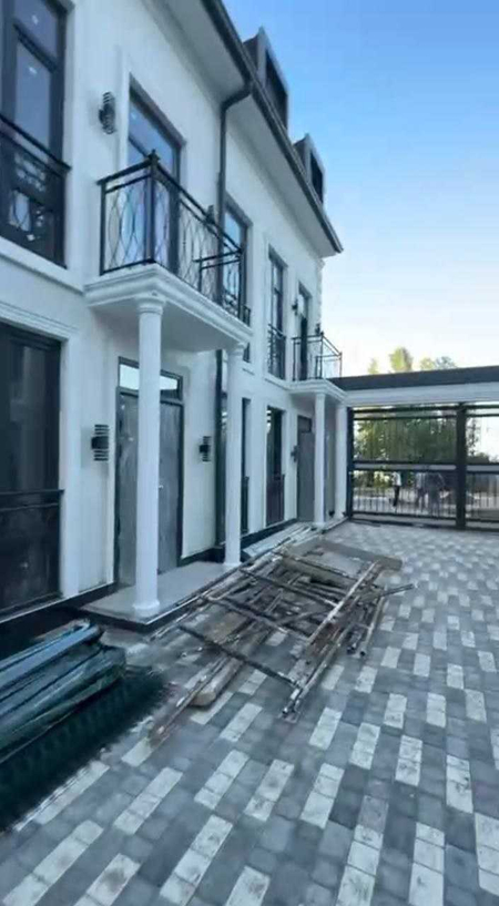 Продаётся Таунхаус; Коттедж; Центр 240 м2. Циалковский, Олтинтепа