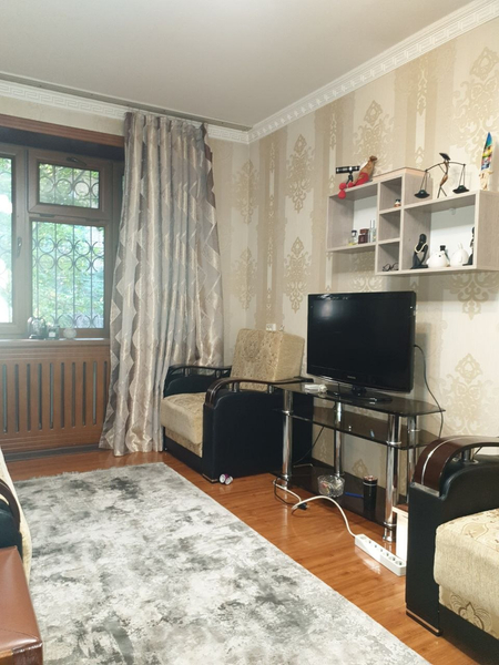Чиланзар 2.  1ком, 2этаж.  Кирпич.
