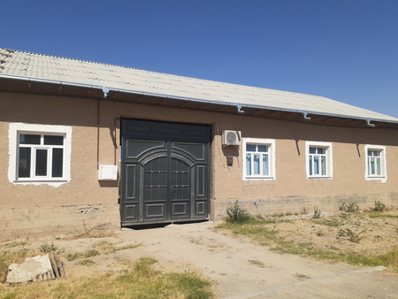 Катта уй жой сотилади