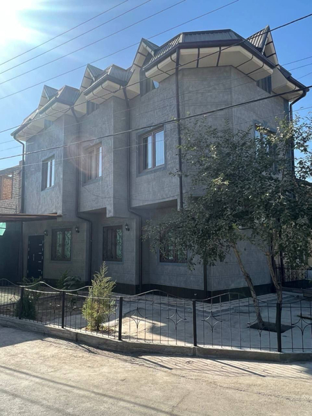 Саракулька 3 этажный дом 5 комнат 1.5 сотки 145м2