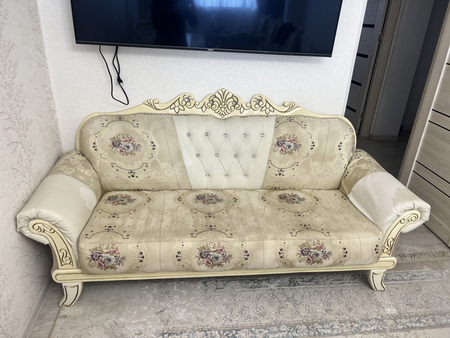Prochniy, moshniy divan