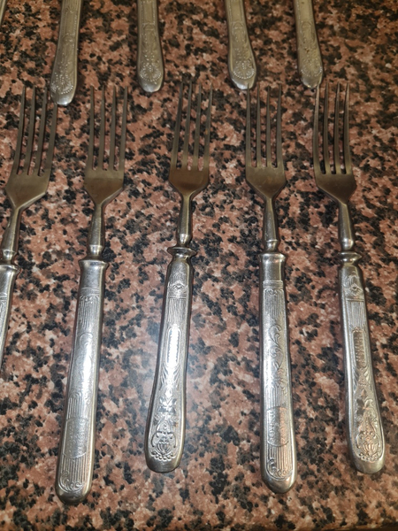 Продам вилки, ложки, ножи для сервировки стола.