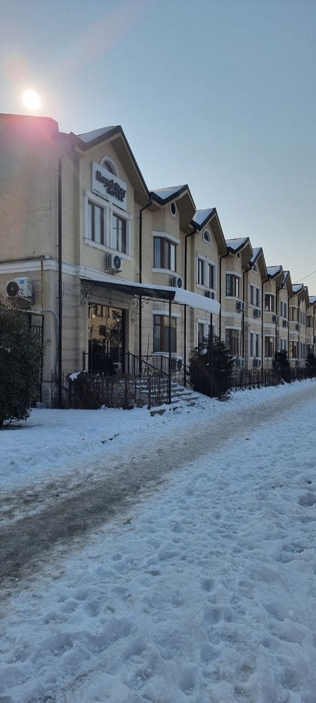 Срочно продается гостиница 1100 кВ в Яккасарайском районе.