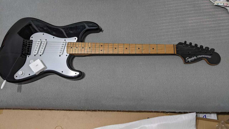 Продается новая электрогитара Fender Squier Contemporary