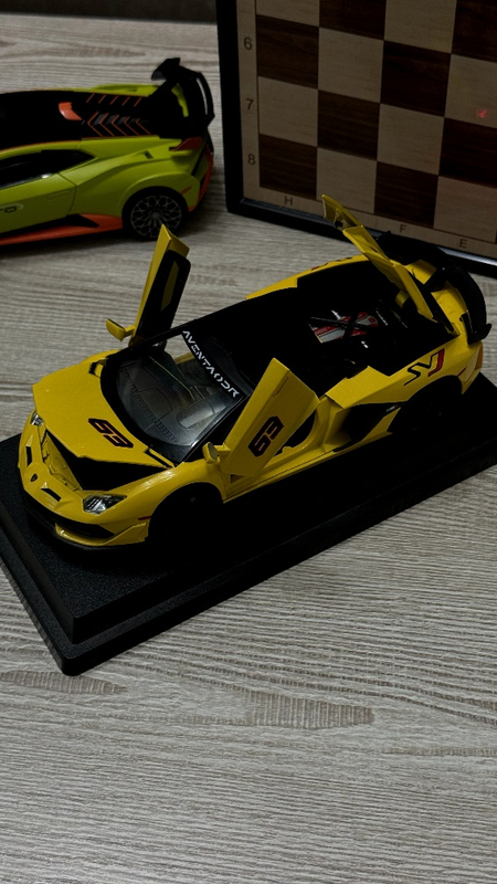 Lamborghini Aventador SVJ original 1:24