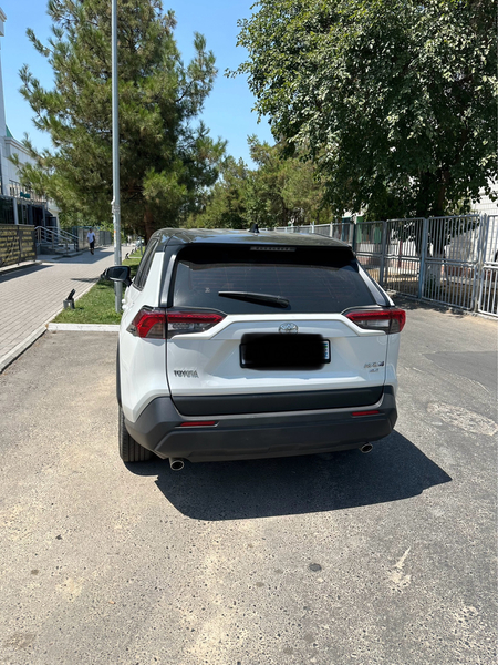 Автомобиль Toyota RAV 4