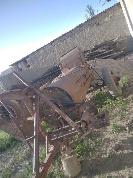 Traktor sotiladi T28