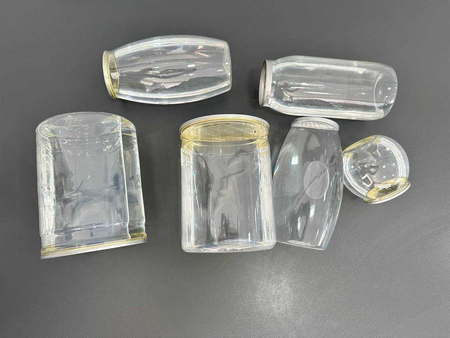 Прозрачные пластиковые бутылки напитки консервированные с крышки