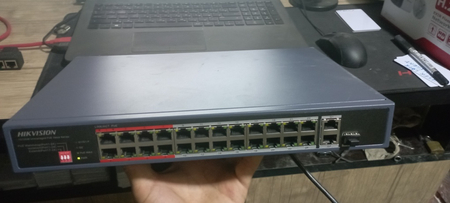 PoE switch 24 poʻrtli 2tasi 1da