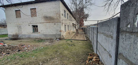 2 qavatli bino sotiladi