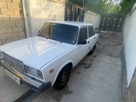 Lada Vaz 21-07 sotiladi
