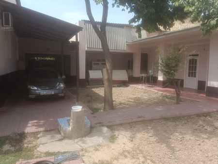 Srochna sotiladi 6 sotix uy sampi bozori oldidan 150 metr kirganda