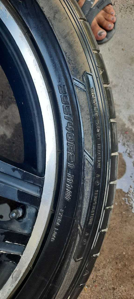 Балон 295/40/21 продам недорога