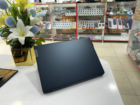 Lenovo ryzen 5 (core i5 10) ideal holatda 14 dyumlik ixchamidan keldi