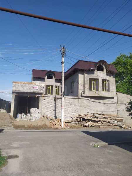 Nazarbek sentrida uy sotiladi 2 sotiq 5 hona kota kuchadan 40 m kirila