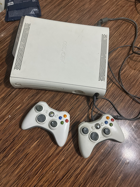 Xbox 360 sotiladi freeboot prashivka qilingan hamma qiziq oyinlari bor