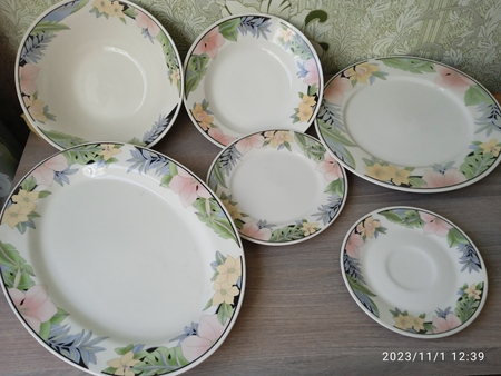 Продаётся   новый   столово   -  чайный сервиз,   на.  8.   персон.