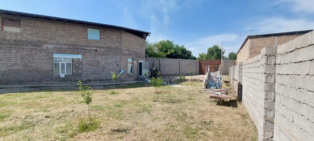 Hovli joy sotiladi