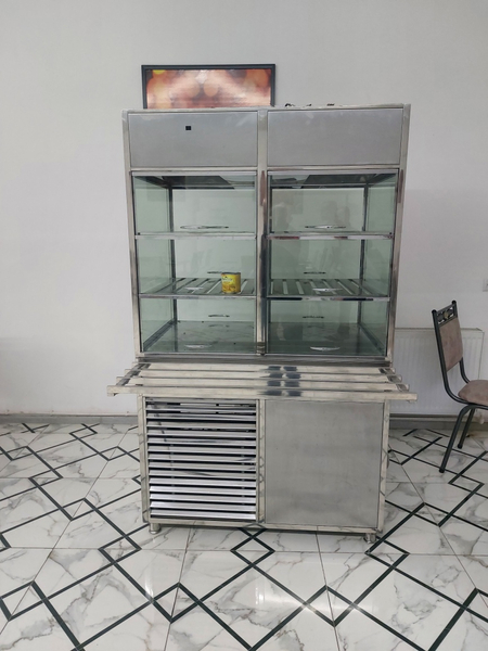 Продаётся витринный холодильник для кафе и ресторанов