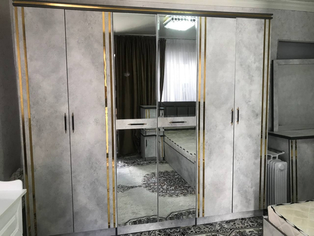Срочно продам спальный гарнитур полный комплект в хорошем состоянии !