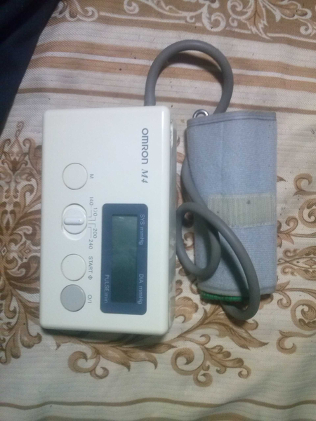 Тонометр OMRON M4.