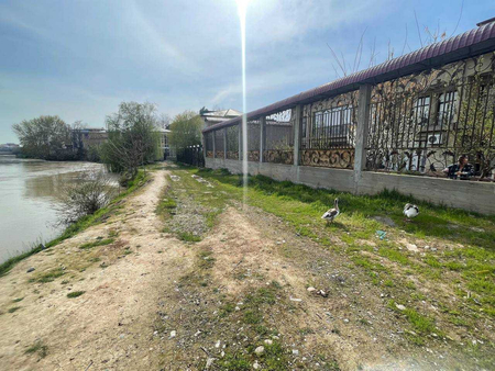 Дом вдоль реки БОЗСУВ,САМПИ. 6 соток .ОРЗУ ресторан