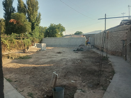 Срочно продаётся участок в чирчике 5 соток 3 ком