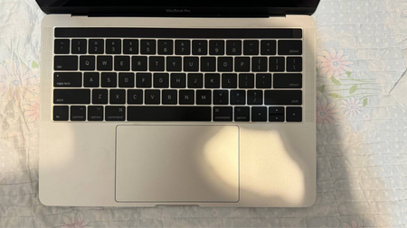 MacBook Pro (13-inch, 2017, Four Thunderbolt 3 Ports)